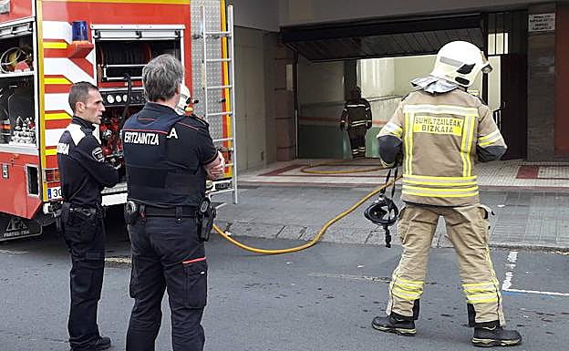 Tres coches calcinados y un bombero atendido en el incendio de un garaje en Durango | El Correo